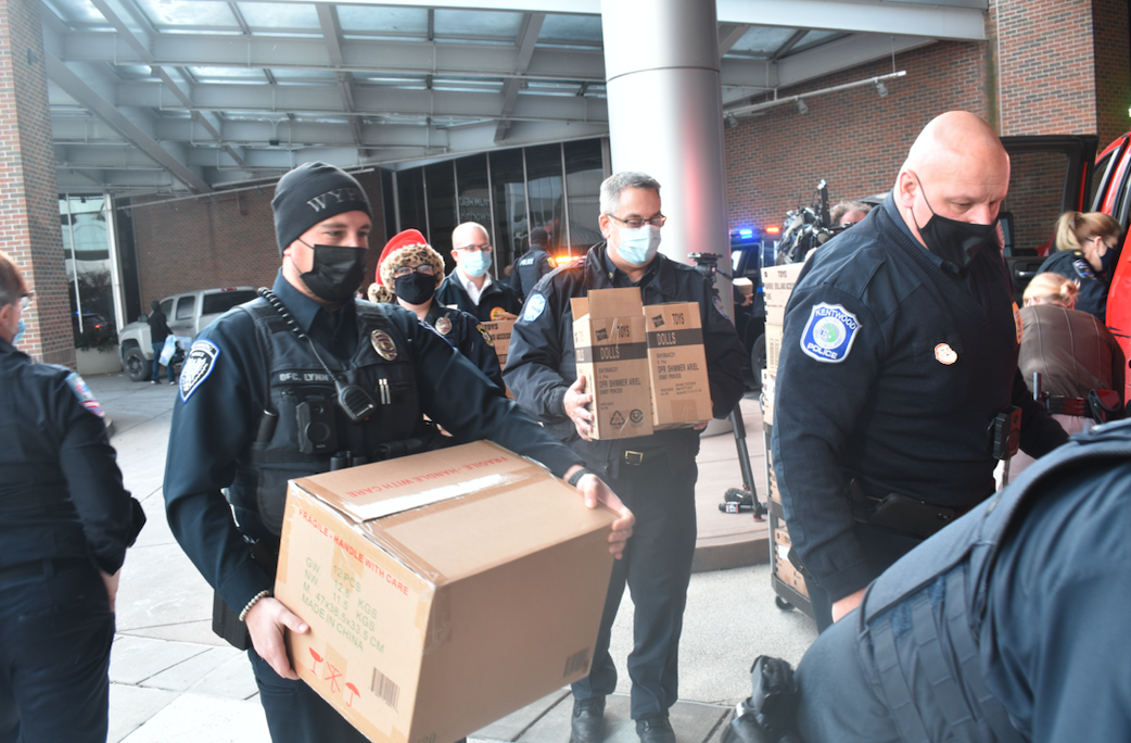 Wyoming, Kentwood officers join others to help spread some holiday ...