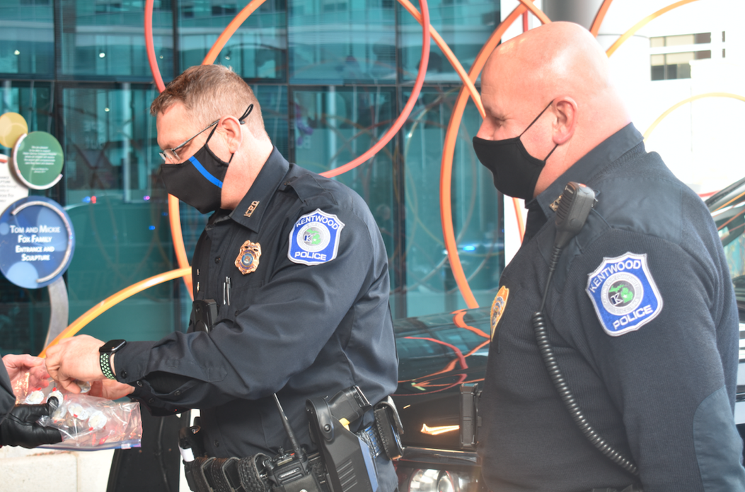 Wyoming, Kentwood officers join others to help spread some holiday ...